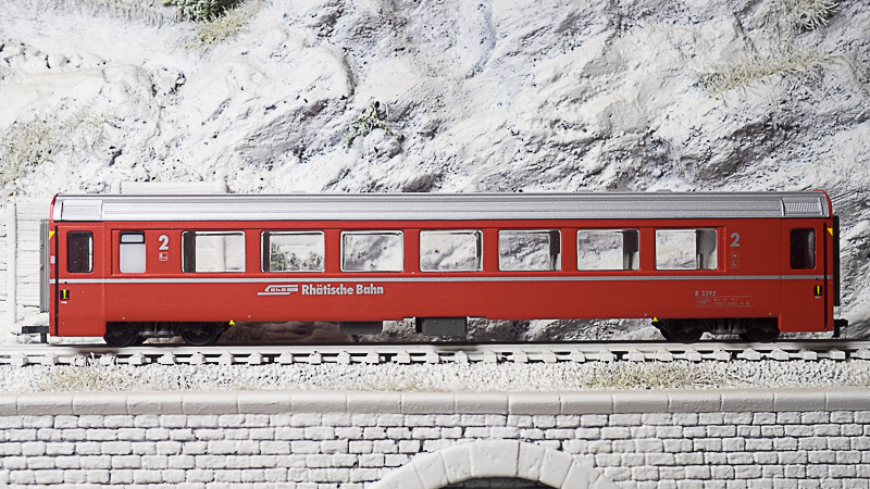 D+R 22392 - RhB B 2392 Personenwagen EW IV 4-achsig 2. Klasse, rot ...