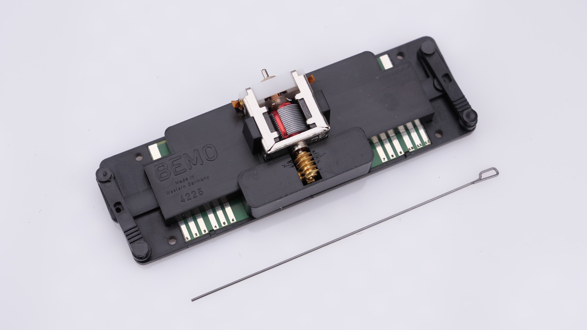 BEMO 4425 000 - Weichen- und Signalmotor Unterflur - www.MODELLexklus ...