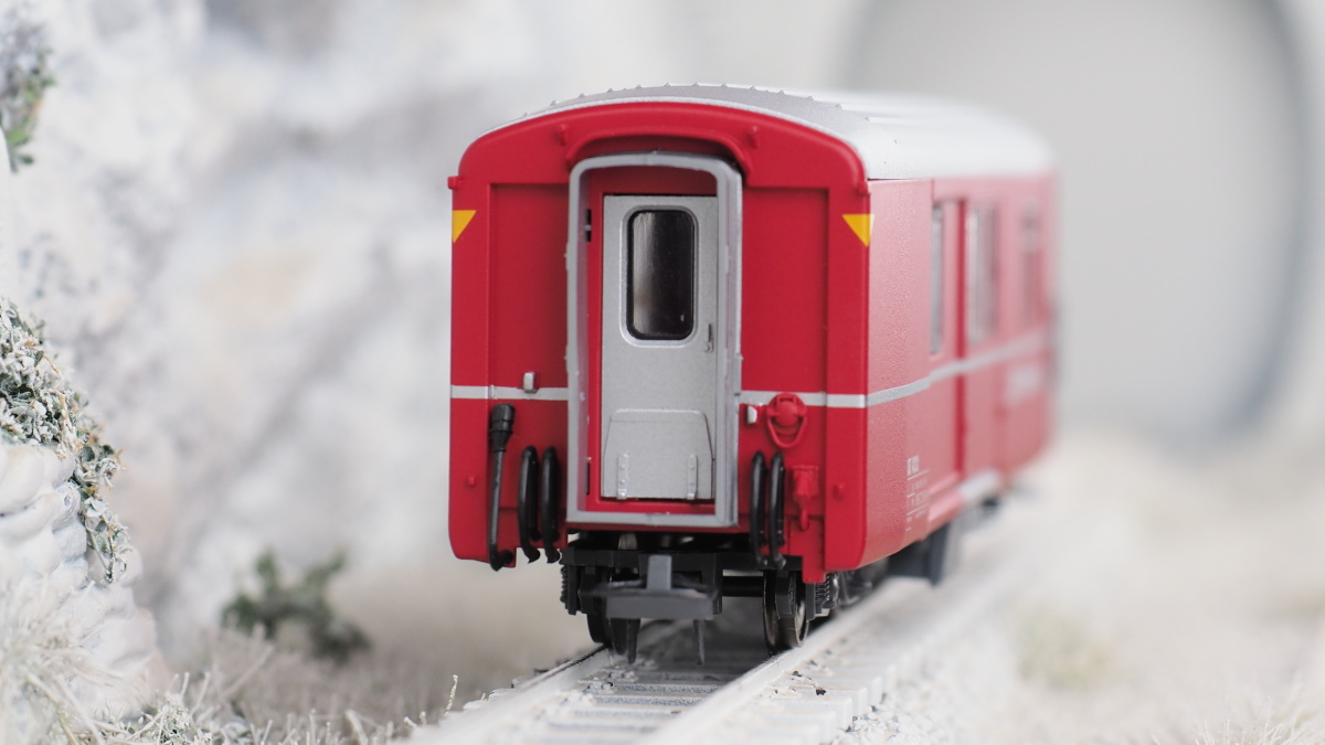 BEMO 3248 152 - RhB DZ 4232 Post- und Gepäckwagen 4-achsig, rot - www ...