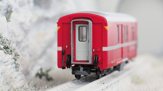 BEMO 3248 163 - RhB D 4231 Gepäckwagen 4-achsig, neurot - www.MODELLe ...