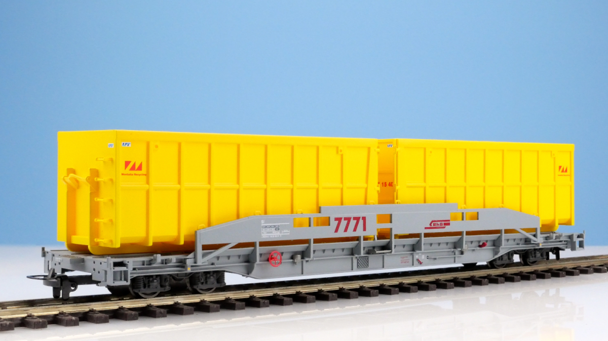 BEMO 2290 121 - RhB Sl 7771 ACTS-Tragwagen 4-achsig, grau - Beladung ...