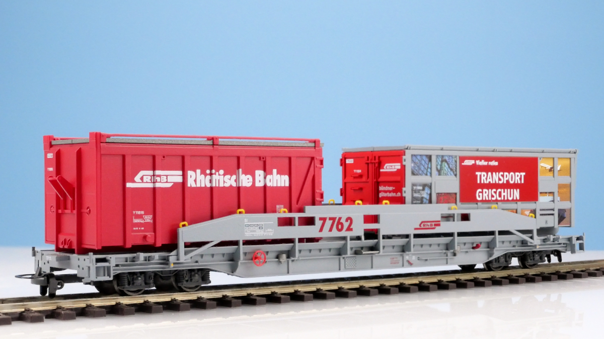 BEMO 2290 122 - RhB Sl 7762 ACTS-Tragwagen 4-achsig, grau - Beladung ...