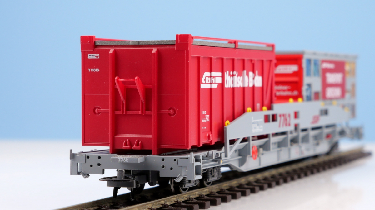 BEMO 2290 122 - RhB Sl 7762 ACTS-Tragwagen 4-achsig, grau - Beladung ...