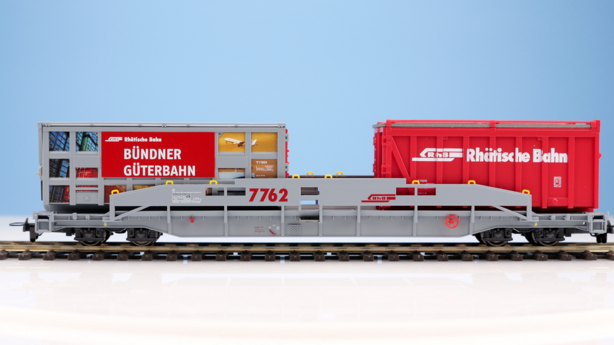 BEMO 2290 122 - RhB Sl 7762 ACTS-Tragwagen 4-achsig, grau - Beladung ...