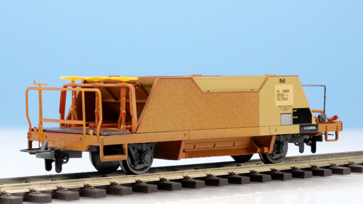 BEMO 2253 120 - RhB Xc 9420 Selbstentladewagen 2-achsig, gelb/rostig ...