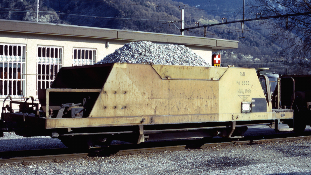 BEMO 9453 112 0m - RhB Fd 8662 Selbstentladewagen 2-achsig, ocker / r ...